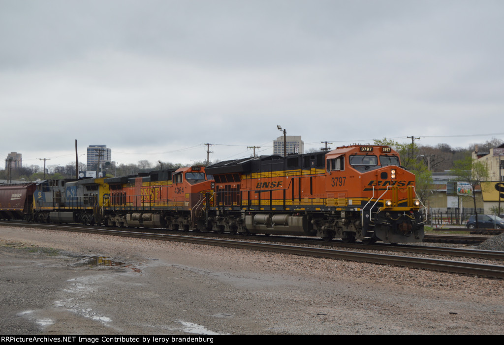 BNSF 3797 leads a wb LINTUL on the fort scott sub